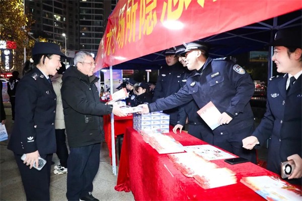 衡阳市人民政府门户网站-衡阳公安举行110主题宣传，传递平安“最强音”